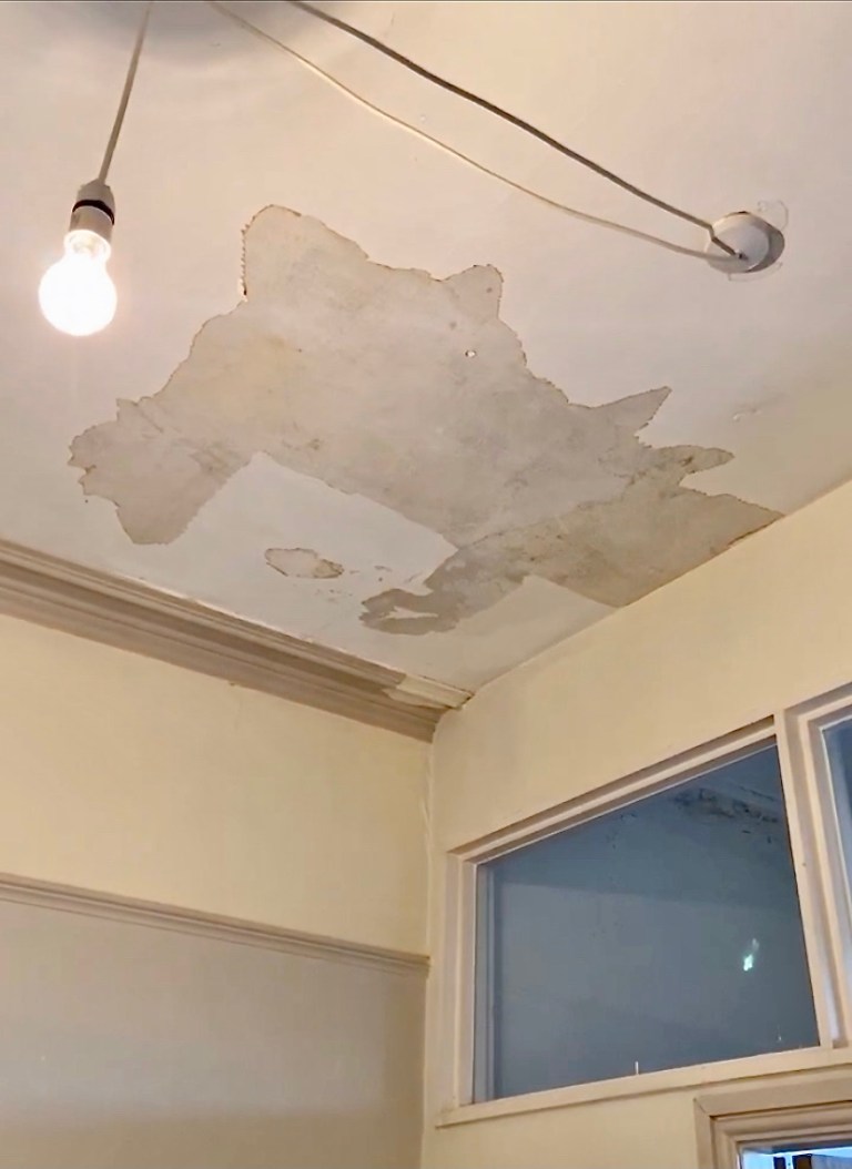 Review & How To – WallRock Fibreliner Paper On An Old Ceiling